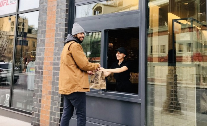 Chipotle公布全新商店设计 以测试一种新颖的取餐方法_手机新浪网