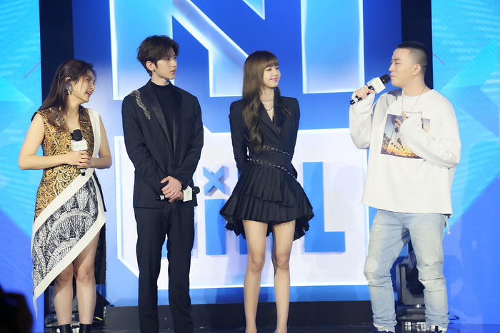 神仙组合！蔡徐坤、Lisa同框太养眼 长腿CP这身材必须服