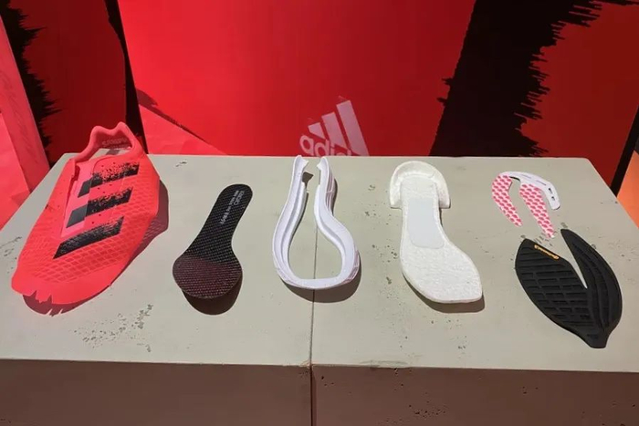 阿迪达斯的两双碳板跑鞋，真能让ADIZERO 延续辉煌吗？_手机新浪网