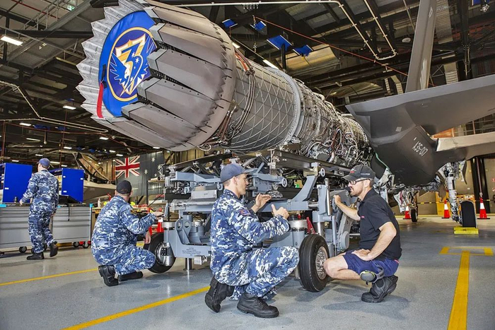 罕见一幕：澳大利亚首次拆装F-35A战机引擎 普惠F135露出真面目