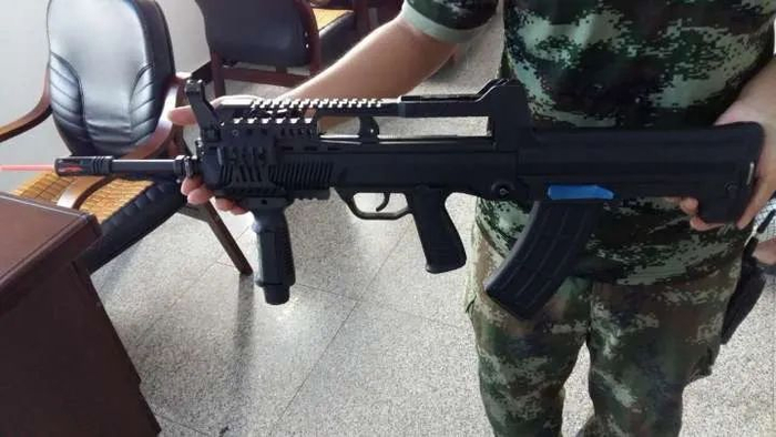 95-1步枪又出改型？“95+皮轨”方案总算告别DIY｜轻武专栏