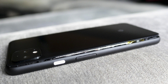 Pixel 4 XL陆续出现电池鼓胀案例，直接把后盖顶分离_手机新浪网