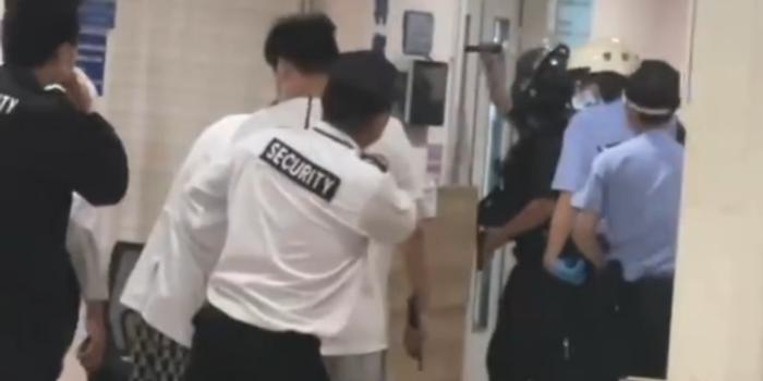 上海瑞金医院持刀伤人事件:伤者含两名儿童,凶手从二楼儿科逃到七楼门诊劫持群众手机新浪网