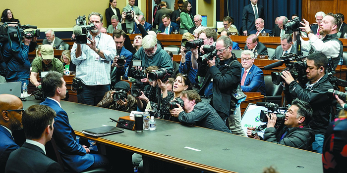 迷人的“Zaddy”！周受资舌战美议员抓住网友心_手机新浪网