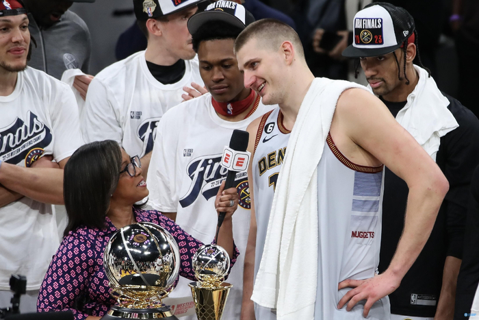 【讨论】若约基奇今年率队夺冠+夺FMVP 他能进NBA历史前20吗？_手机新浪网