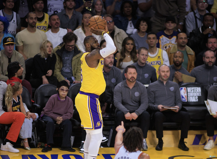 最长的河！詹姆斯砍历史38+岁球员在单个季后赛最高分：392分_手机新浪网