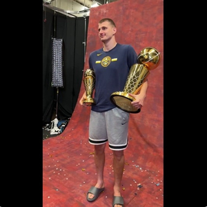 约基奇拖鞋配短裤拍摄定妆照 左手总冠军奖杯右手FMVP奖杯_手机新浪网