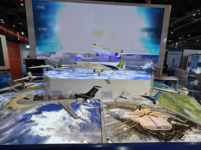 今日开幕！“四叶草”必打卡展区：大国重器让人一饱眼福，还有全球首次裸眼3D展陈…_手机新浪网