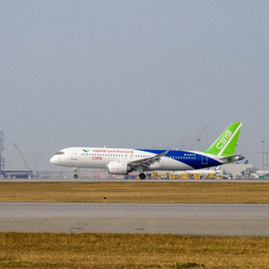 港媒：国产C919飞机今日翱翔维港，自西至东飞越维港两次(含视频)_手机新浪网