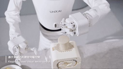 中国00后耶鲁博士生休学创业，开发了一款能洗衣服、做汉堡的人形机器人_手机新浪网