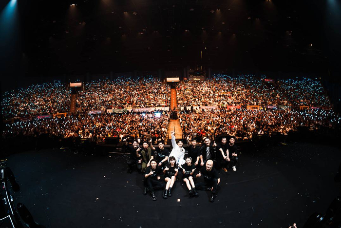 海外首演引发大合唱，海来阿木：真诚永远是必杀技 ｜封面头条|海来阿木|演唱会_新浪新闻