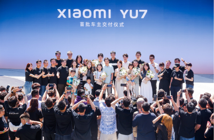 雷军和车主现场合影，并亲自给车主开车门！小米YU7正式交付，覆盖全国58座城市_手机新浪网