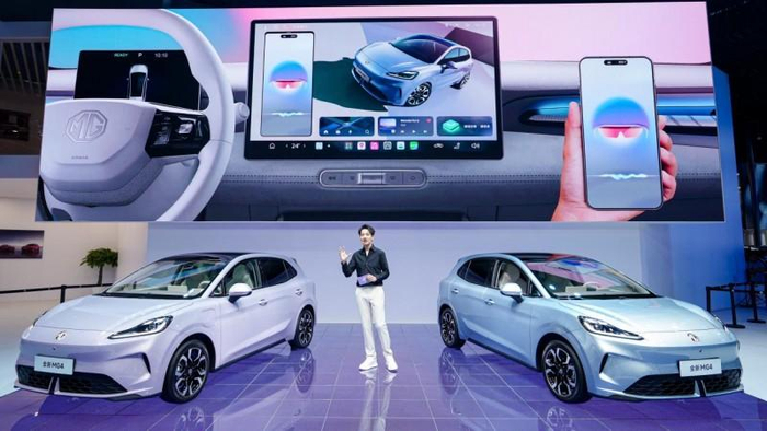 车展现场“抢着试”！“400km性价比之王”全新MG4 6.58万起_新浪新闻