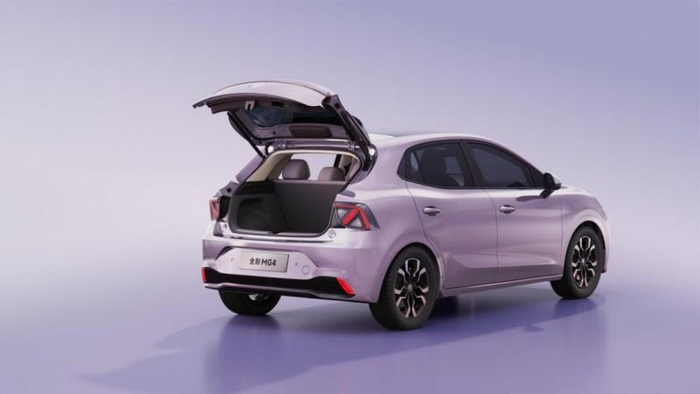 车展现场“抢着试”！“400km性价比之王”全新MG4 6.58万起_新浪新闻