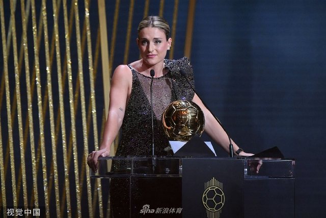 普特拉斯蝉联女足金球奖_新浪图片