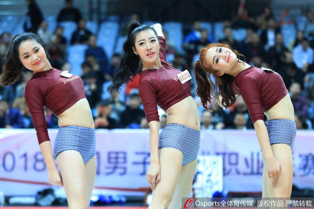 啦啦队宝贝一字马大白腿吸睛_新浪图片