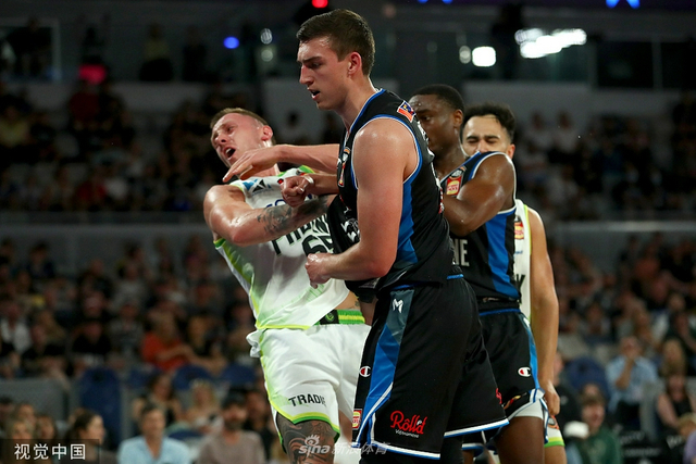 [NBL常规赛]墨尔本联86-94东南墨尔本凤凰 周琦22分_新浪图片