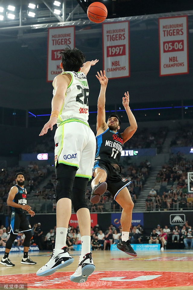 [NBL常规赛]墨尔本联86-94东南墨尔本凤凰 周琦22分_新浪图片