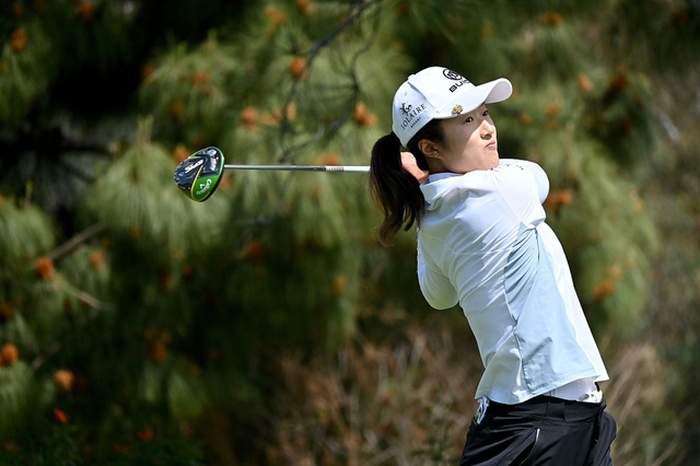 起亚精英赛朴仁妃领先 阎菁T10林希妤一杆进洞_新浪图片