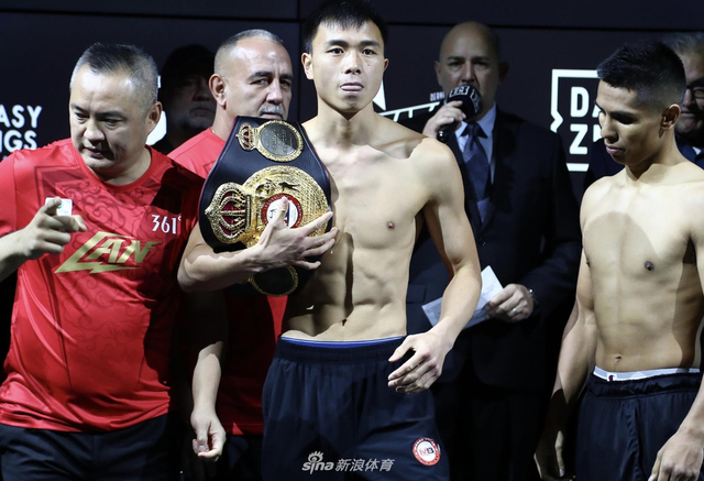徐灿拳王卫冕战称重仪式_新浪图片