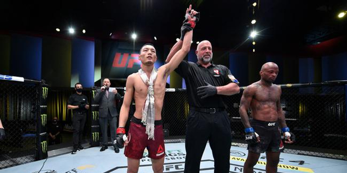UFC|苏木达尔基首回合44秒KO终结戈登获胜_手机新浪网