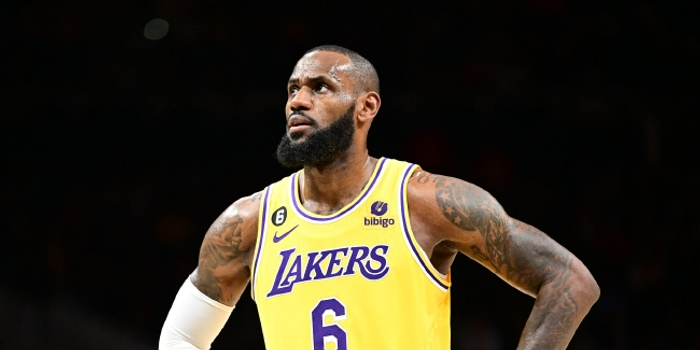 詹姆斯38岁生日轰47+10+9 成NBA生日夜得分王_手机新浪网