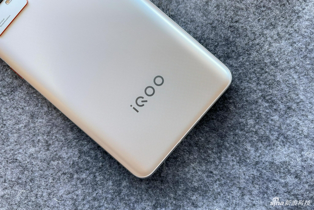 iQOO 8“燃”来了 隐藏技能光致变色_新浪图片