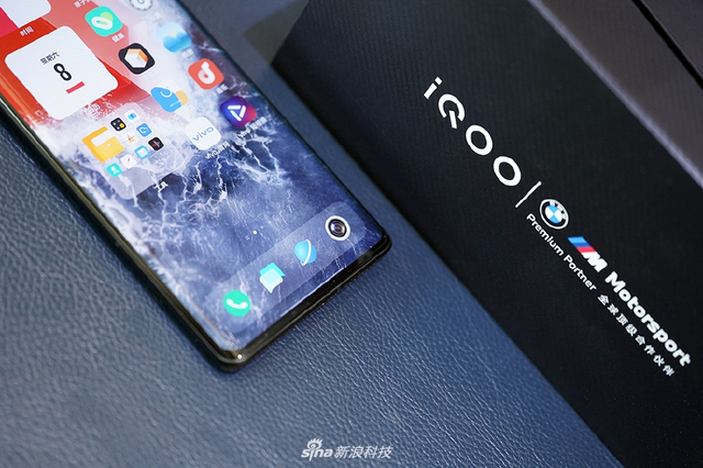 芳纶纤维+全黑涂装 iQOO 9 Pro“赛道版”开箱_新浪图片