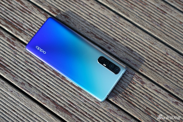 OPPO Reno3 Pro图赏：90Hz曲面打孔屏 手感细腻_新浪图片