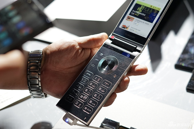 三星W2018发布:依然是翻盖机 但拍照和Bixby也是亮点_手机新浪网