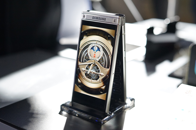 三星W2018发布:依然是翻盖机 但拍照和Bixby也是亮点_手机新浪网