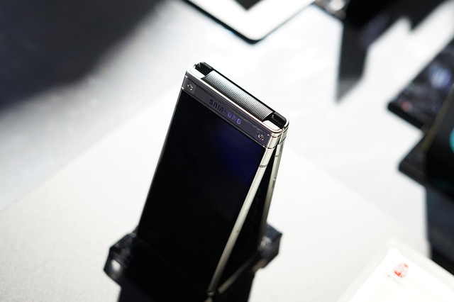 三星W2018发布:依然是翻盖机 但拍照和Bixby也是亮点_手机新浪网