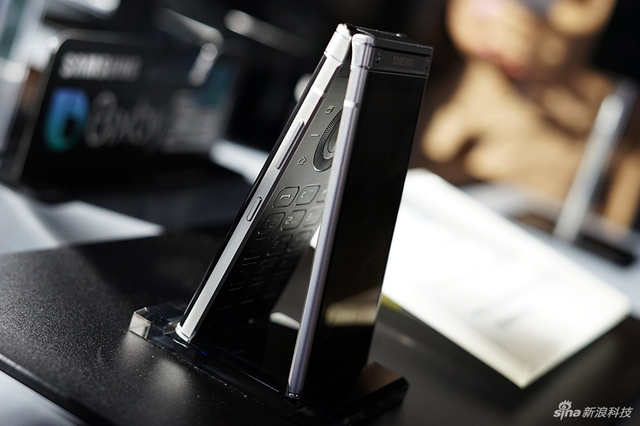 三星W2018发布:依然是翻盖机 但拍照和Bixby也是亮点_手机新浪网