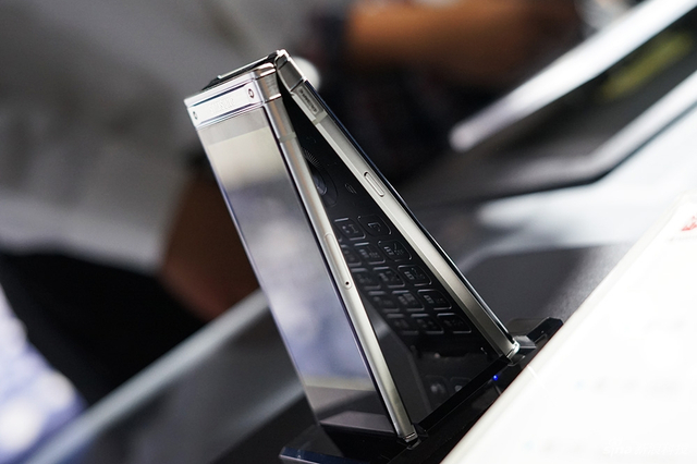 三星W2018发布:依然是翻盖机 但拍照和Bixby也是亮点_手机新浪网