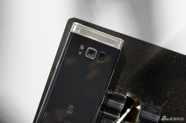 三星W2018发布:依然是翻盖机 但拍照和Bixby也是亮点_手机新浪网