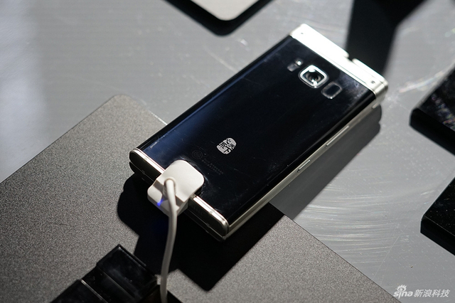 三星W2018发布:依然是翻盖机 但拍照和Bixby也是亮点_手机新浪网