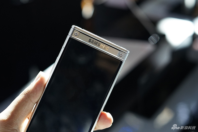 三星W2018发布:依然是翻盖机 但拍照和Bixby也是亮点_手机新浪网