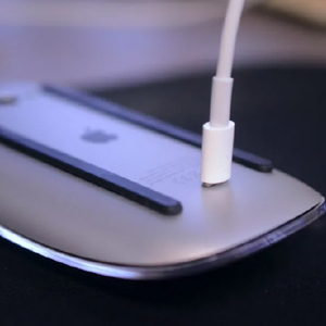 苹果推出新款Magic Mouse鼠标 充电方式仍遭外媒吐槽_手机新浪网