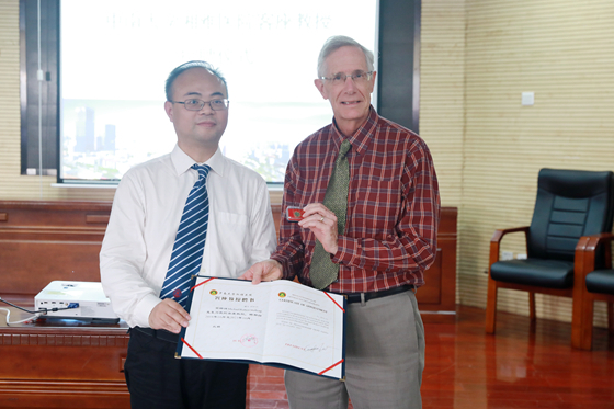 美国南加州大学生物化学和分子医学终身教授Michael Stallcup受聘为中南大学湘雅医院客座教授