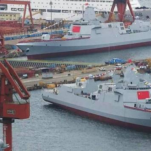 7月初的大连港 聚集了5艘052D和4艘055！_手机新浪网