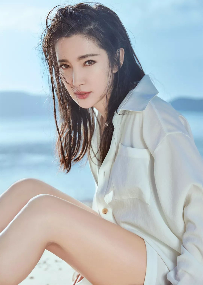46岁李冰冰写真秀长美腿！曼妙身姿肤白貌美依旧惊艳