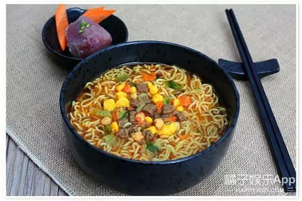 美食界速食大战打响，外卖or方便面你最爱哪个