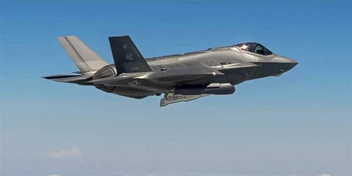 火药一吨！F-35首次投掷2000磅重的联合攻击弹药(JDAM)_手机新浪网