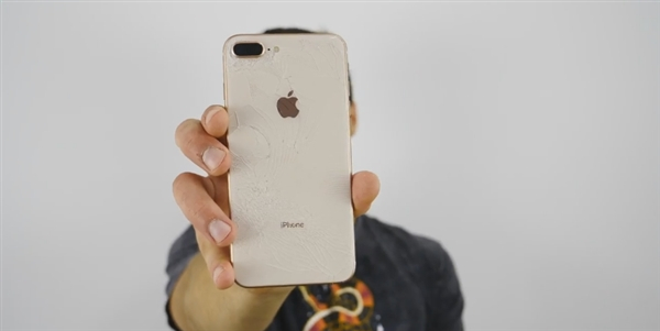 “玻璃心”iPhone 8最怕啥 不带手机壳就等着碎？_手机新浪网