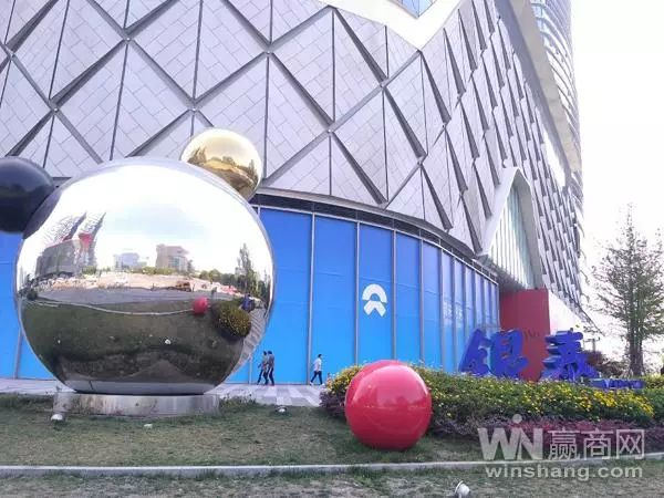 成都银泰中心in99开业一年了，一楼仅开了9家店？__财经头条__新浪财经