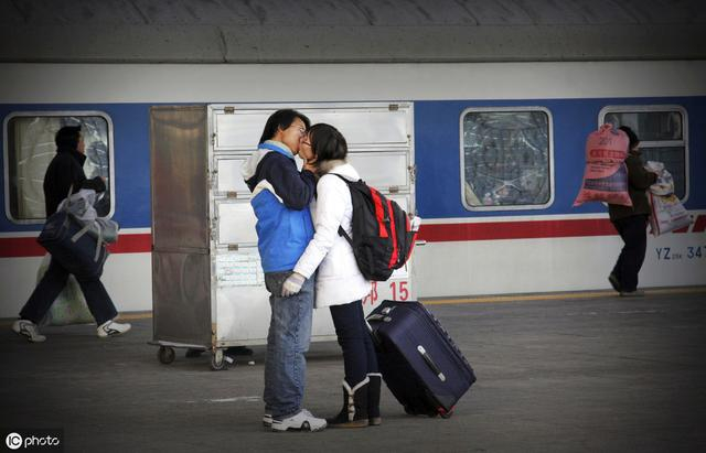 “我送送你吧”英语怎么说？别说成"I send send you"