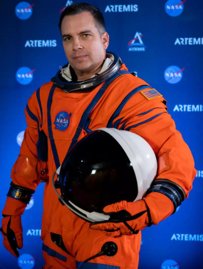 NASA发布全新登月宇航服：取消拉链！增加可替换模块，避免“花式摔倒”