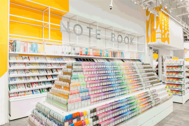 购物中心主力店“新爆款”：现象级人气品牌KKV霸屏黄金位置__财经头条__新浪财经