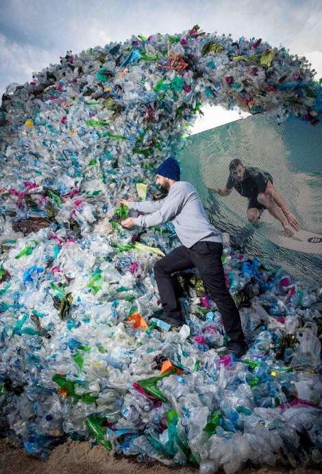 澳大利亚艺术家用废物制成巨型雕塑|联邦广场|废物|雕塑|艺术家|巨浪_新浪新闻