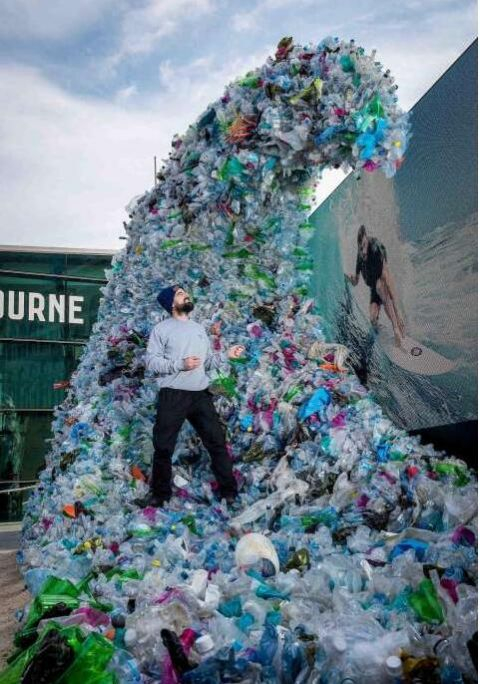 澳大利亚艺术家用废物制成巨型雕塑|联邦广场|废物|雕塑|艺术家|巨浪_新浪新闻
